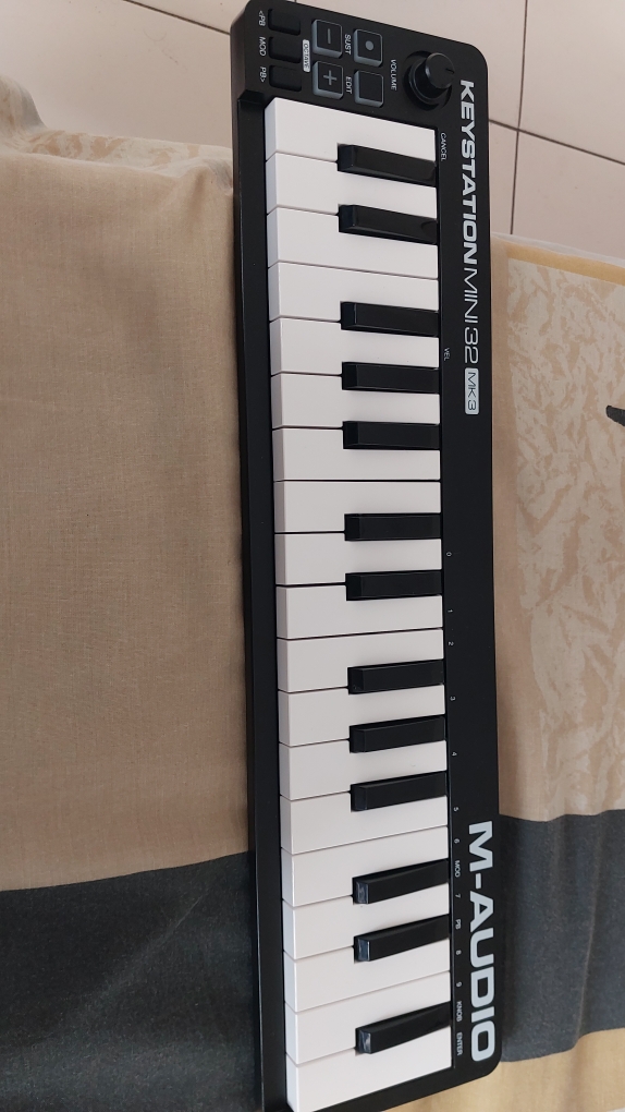 Buy Used 'MAudio Keystation Mini 32 MK3 Midi keyboard' Online | Bajaao Used Gear